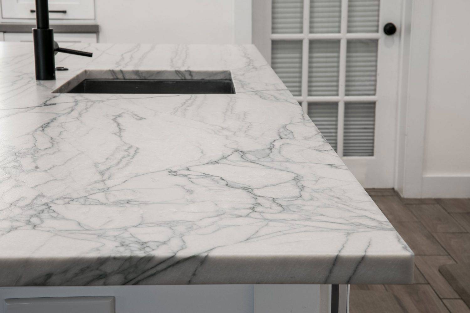 Giotto Quartzite White Kitchen